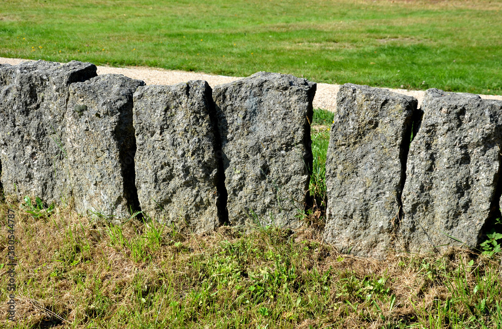 Foto de Separation of the park from the road by a series of granite ...