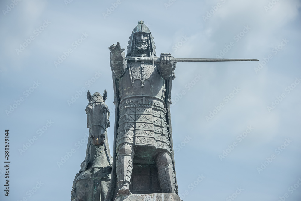 Foto de Sculpture of Grand Duke Gediminas with Horse in Vilnius city ...