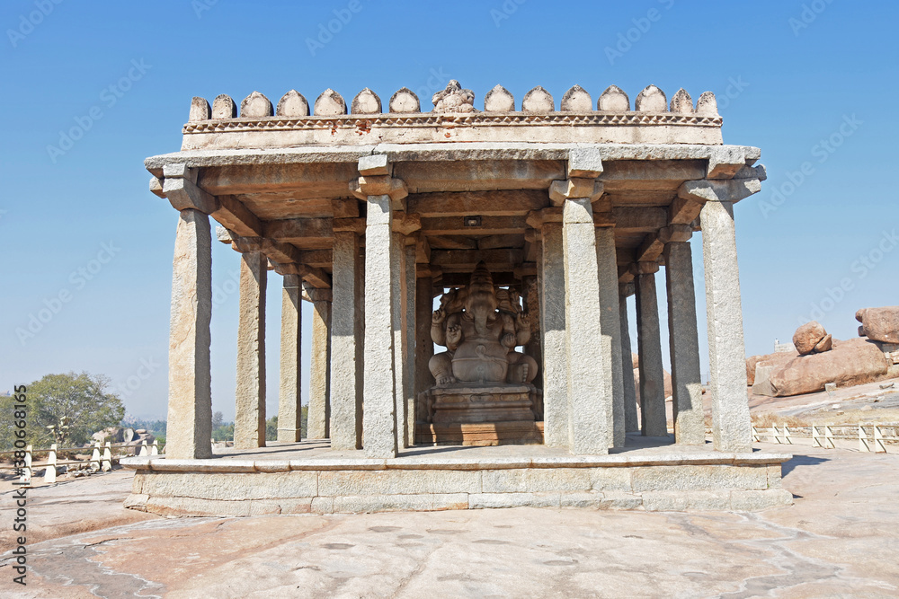 Sasivekalu Ganesha statue, Ancient architecture from the 14th century ...