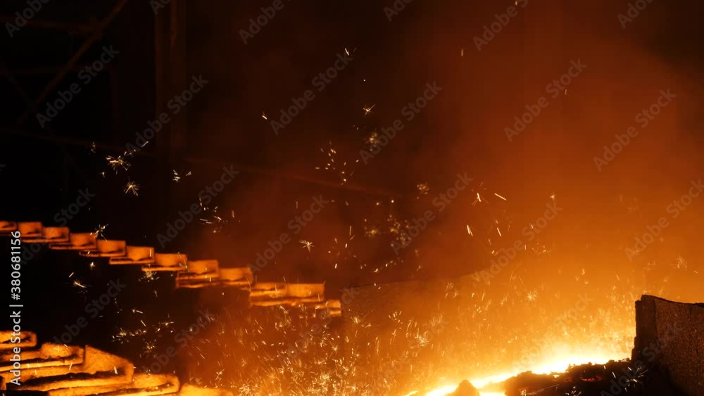 Vidéo Stock The scene of the smelting molten iron sparks in the blast ...