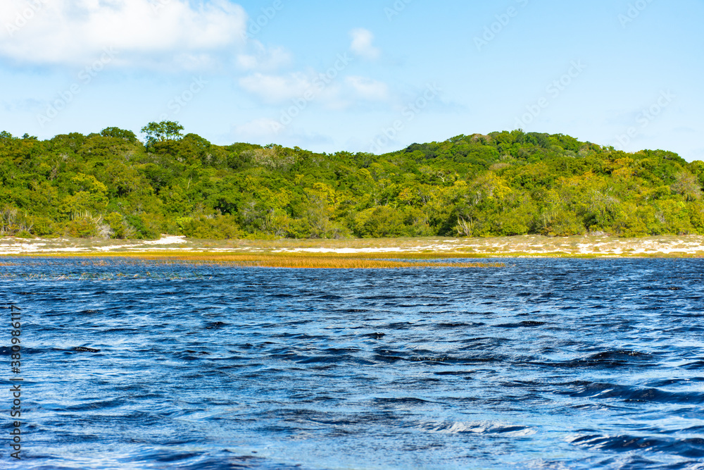 Lago deserto com agua azul e margem com mata nativa. Stock Photo ...