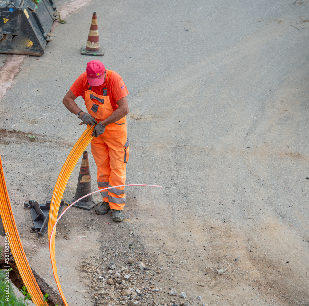 Workers at work to bury the cables of the ultra-fast network Stock ...