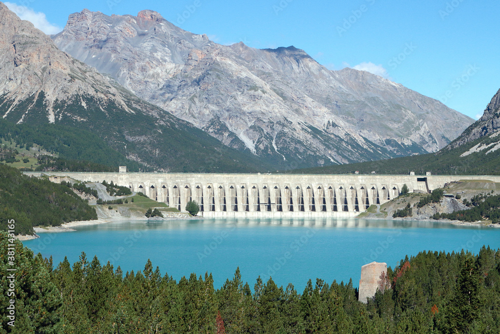 DIGA DEI LAGHI DI CANCANO IN VALTELLINA ITALIA, DAM IN CANCANO LAKES IN ...