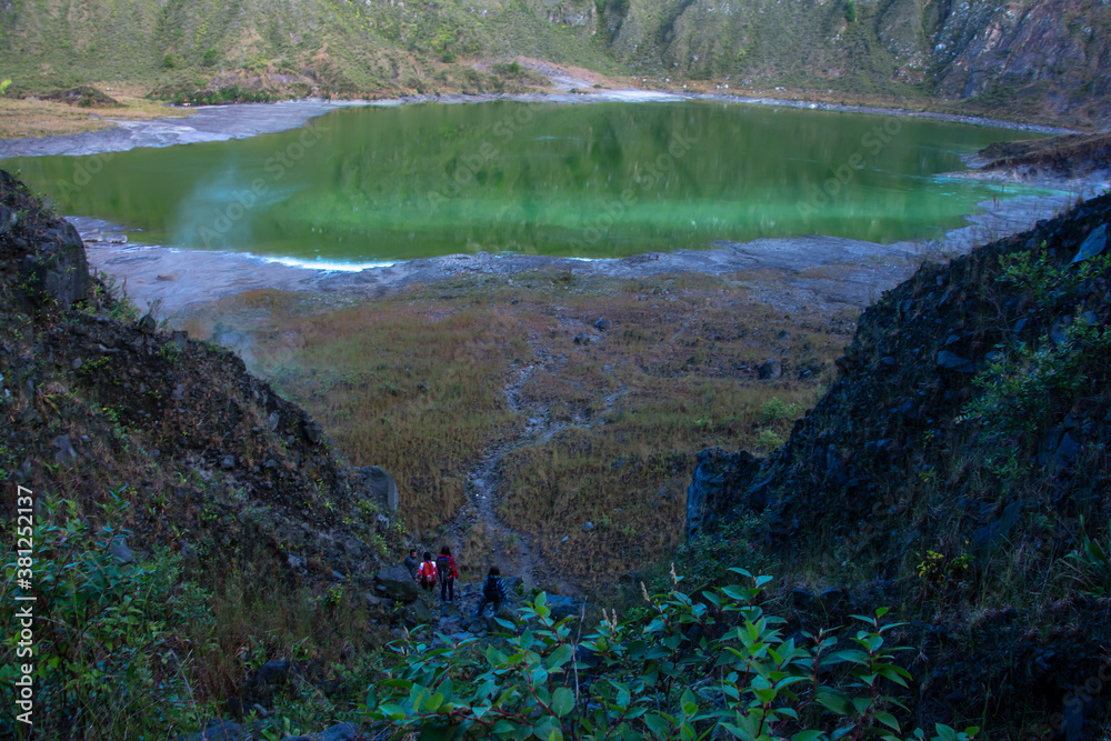 Volcán laguna verde cráter rocas volcánicas aguas termales Stock Photo ...