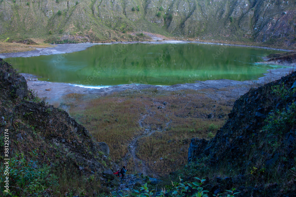 Volcán laguna verde cráter rocas volcánicas aguas termales Stock Photo ...