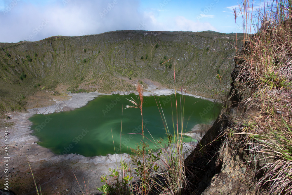 Volcán laguna verde cráter rocas volcánicas aguas termales Stock Photo ...