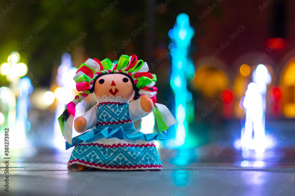 Muñeca de trapo tradicional mexicana, fondo con chorros de agua de ...