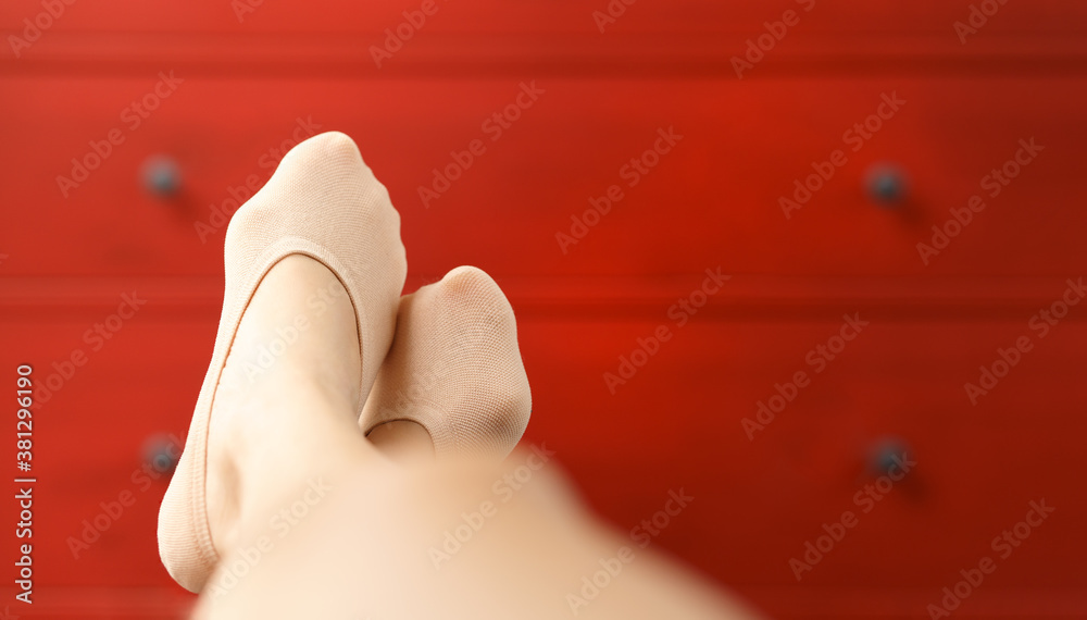 Fotografia Do Stock Closeup Bare Feet Of Working Woman Resting Her Toes At Home To Release
