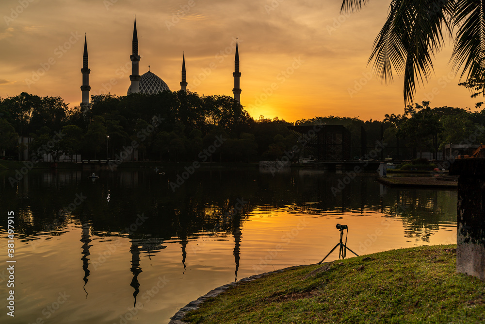 Majestic sunrise view of Sultan Salahuddin Abdul Aziz Shah mosque ...