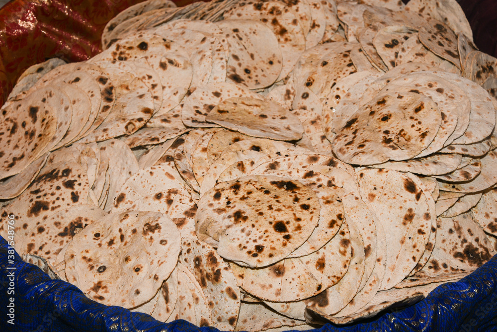 Zdjęcie Stock: Many Indian flat bread roti, tandoori roti made in ...