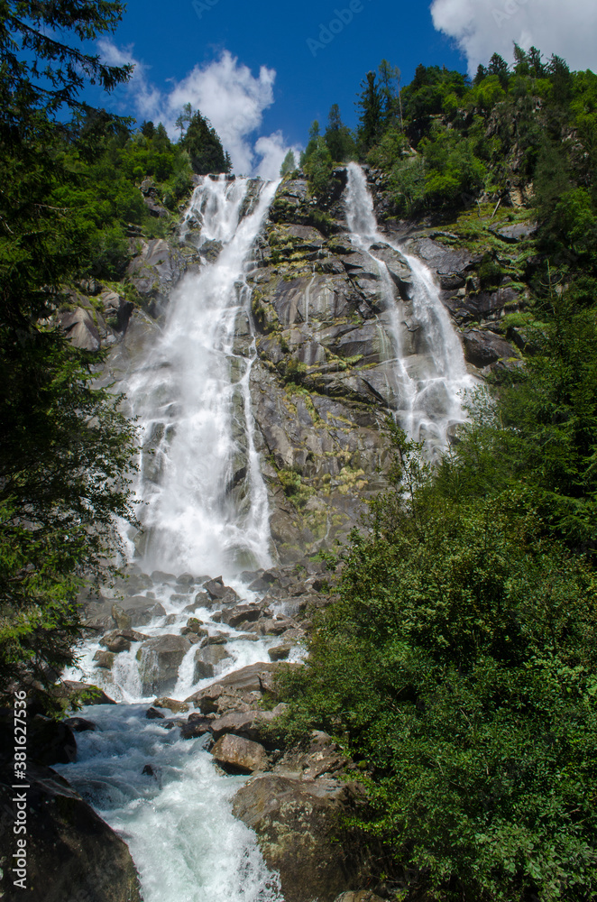 Cascata di Nardis nella Val di Genova foto de Stock | Adobe Stock