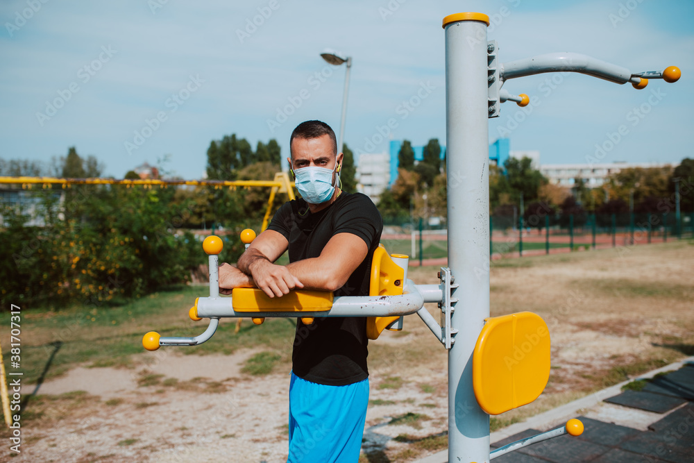 Foto Stock Portrait of fit young male caucasian athlete with face mask ...