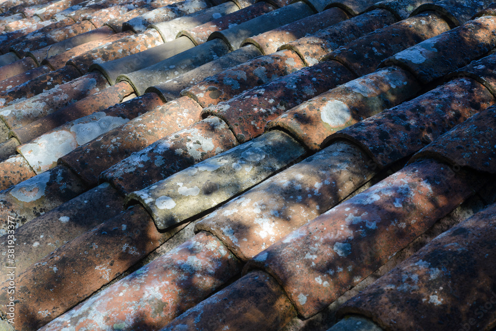 toit en tuiles du sud de la France. tiled roof from the south of France ...