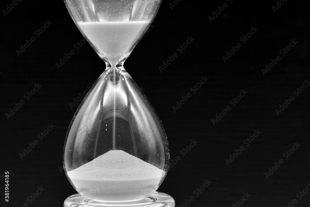 detalle de un reloj de arena en blanco y negro con fondo negro Stock ...