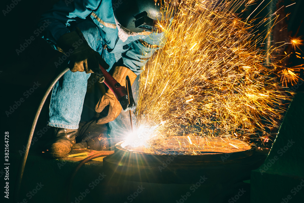 Foto de Welder use carbon air arc gouging for hot work cutting or ...
