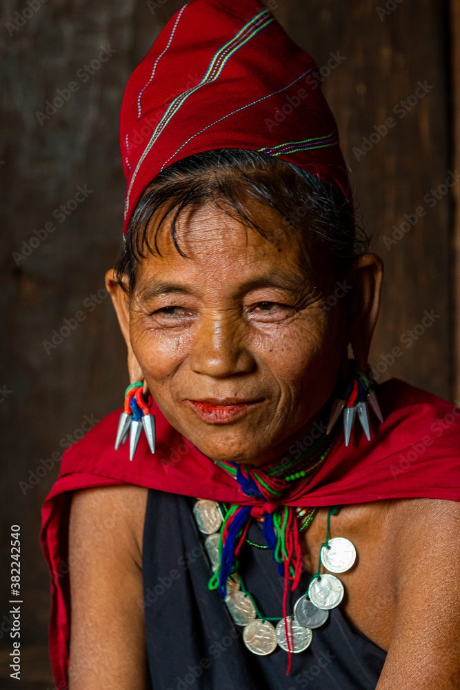 Old Kayan woman, Kayah village, Loikaw area, Kayah state Stock Photo ...