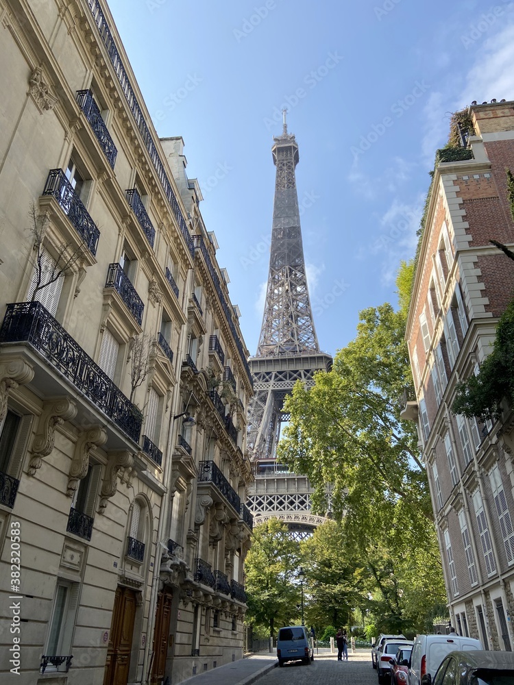 La tour Eiffel vue depuis une rue de Paris Stock Photo | Adobe Stock