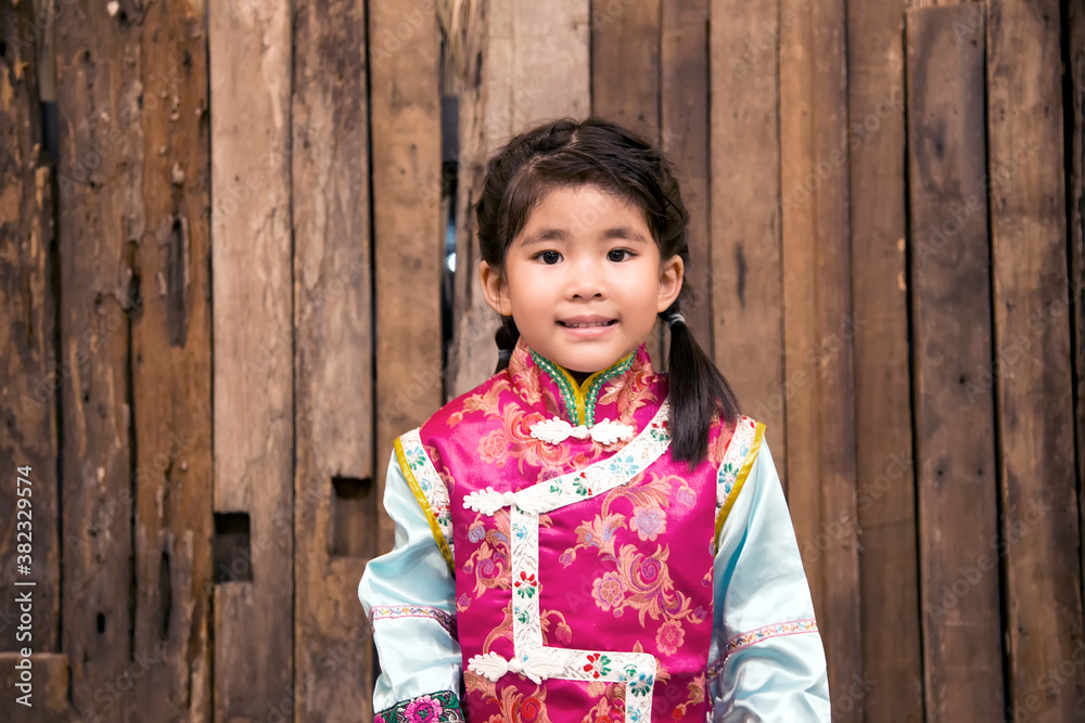 Foto de cute asian chinese kids with traditional costume do Stock ...