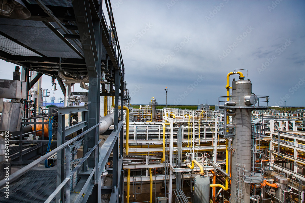 Oil refinery and gas processing plant. Distillation towers (refining ...