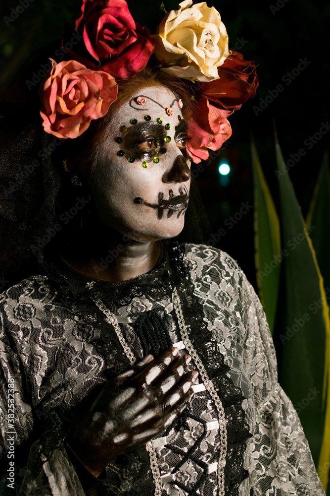 La calavera Catrina, mujer disfrazada por ida de muertos en mexico ...