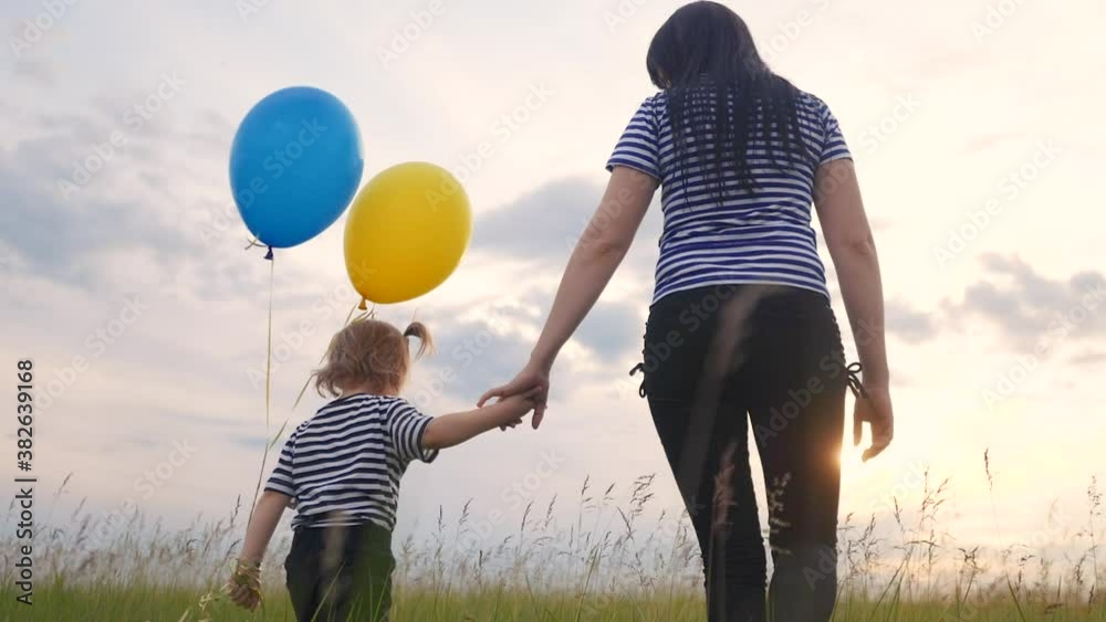 Vidéo Stock happy family daughter and mom go strolling in the park with ...