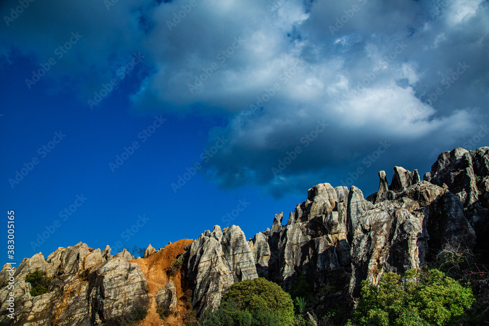 Formas de piedra puntiagudas y árboles en primer plano Stock-Foto ...