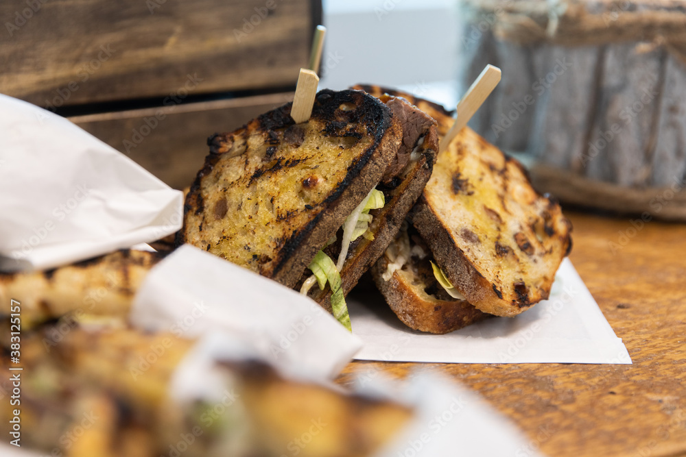 sandwich grillé coupé et présenté sur une table avec des cure dents ...