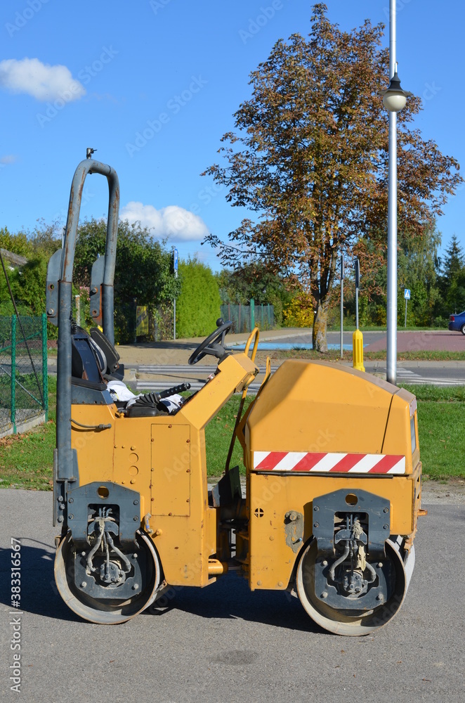 Foto de walec ,roboty drogowe , walcowanie ,walcowanie kamienia ...