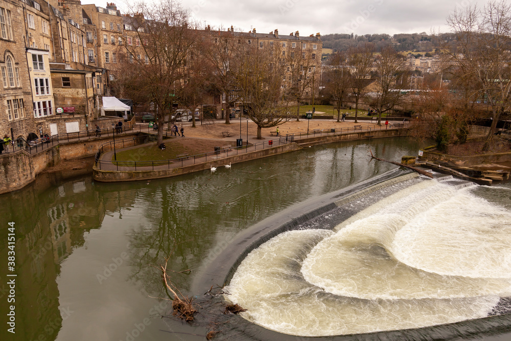 Image of the Avon river in Bath, UK taken from the Pulteney bridge ...