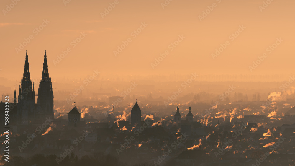 Foto de Overview of city skyline at the beginning of the heating period ...
