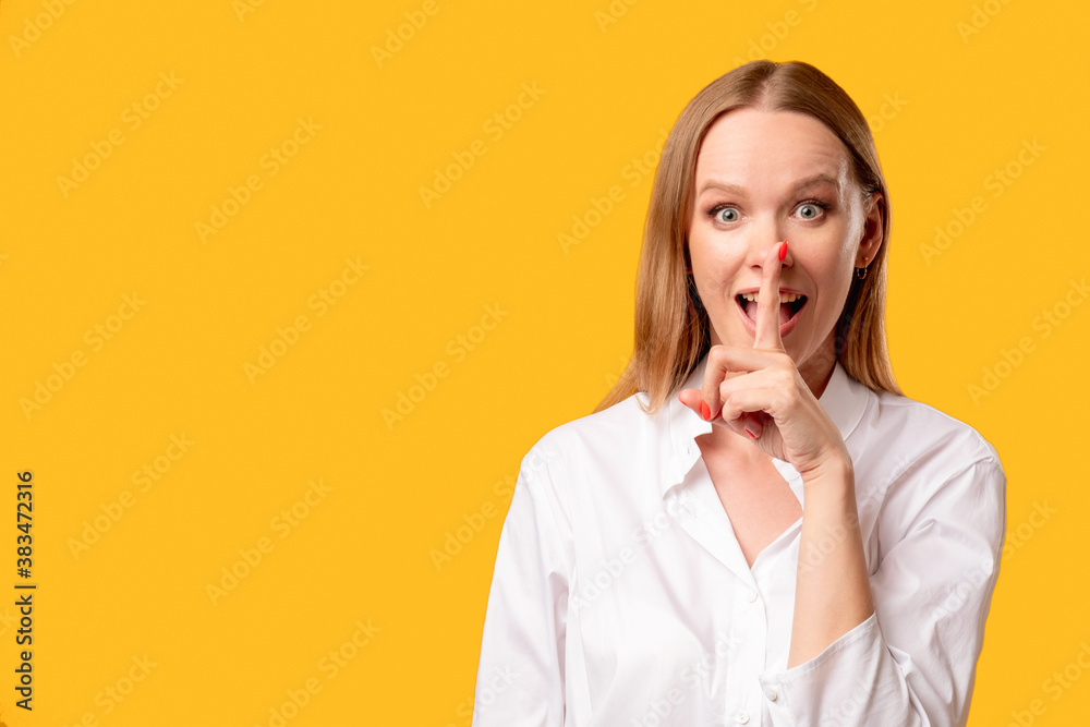 Foto Stock Female secret. Hush silence. Special offer. Keep quiet ...