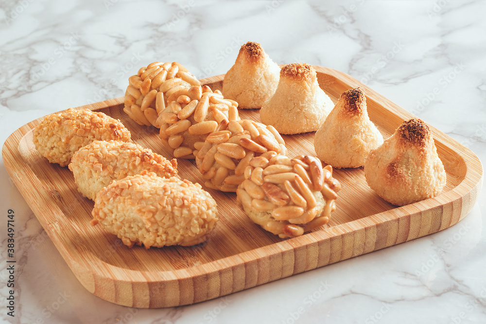 Panellets, postre típico catalan para el día de la castañanda Stock ...
