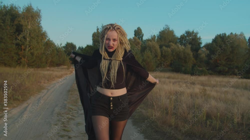 Vidéo Stock Bloodthirsty creepy female vampire with dreadlocks dressed ...