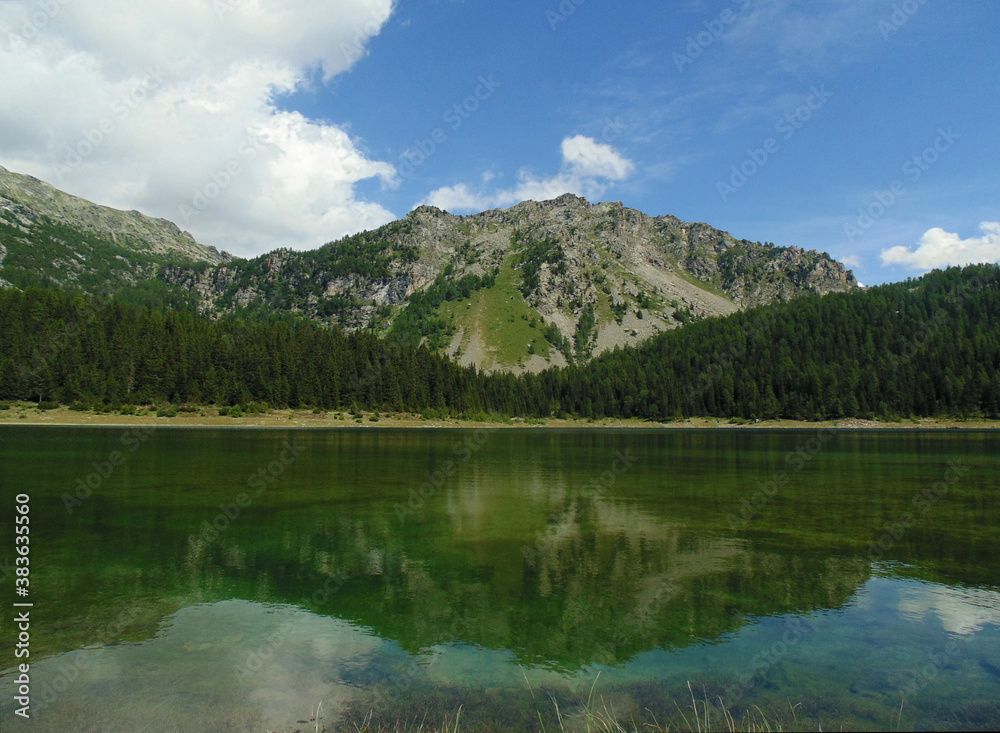 Lago de aguas transparentes y color intenso 2 Stock Photo | Adobe Stock