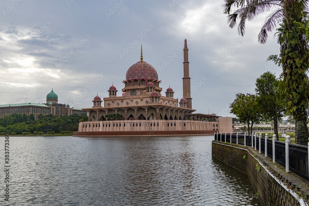 The Putra Mosque (Malay: Masjid Putra) is the principal mosque of ...