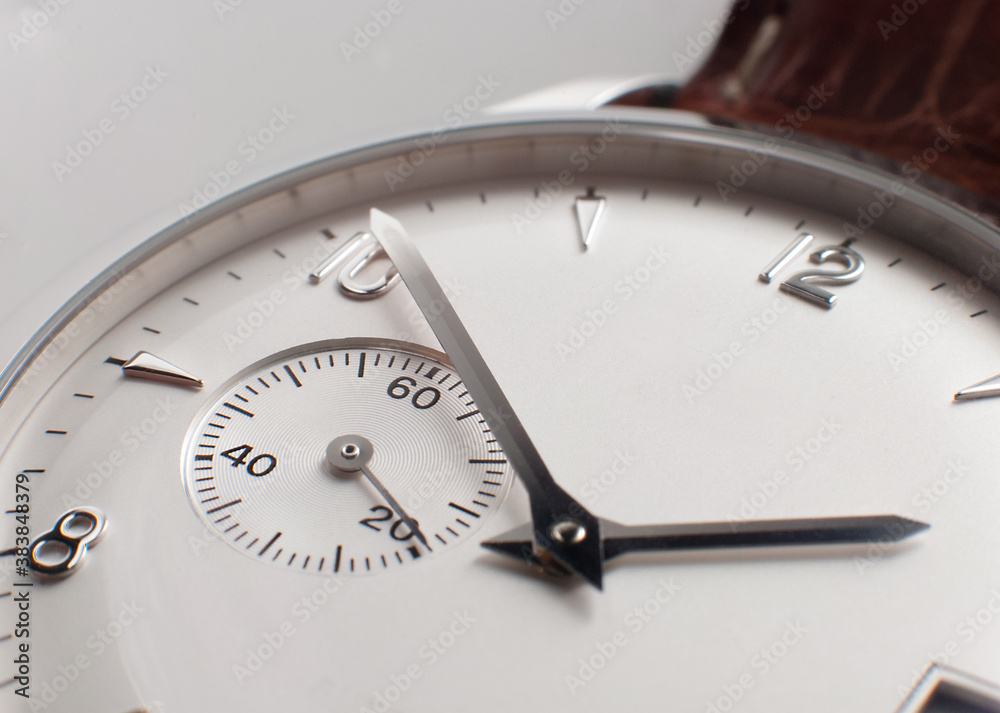 Detalle del segundero de un reloj de pulsera con la esfera de color ...