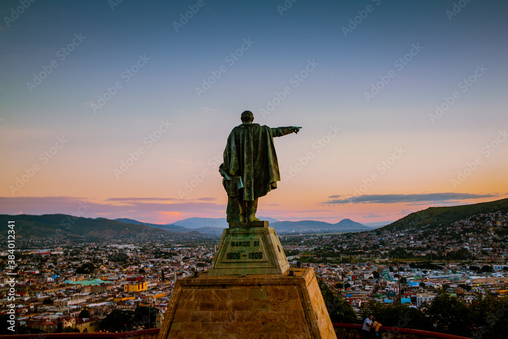 Foto de Sunset at Cerro del Fortin in Oaxaca City, Mexico do Stock ...