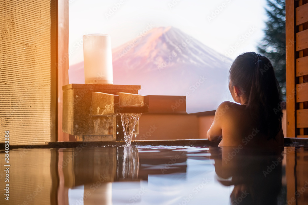 Foto de Beautiful woman enjoy onsen (mineral hot bath) in morning and ...