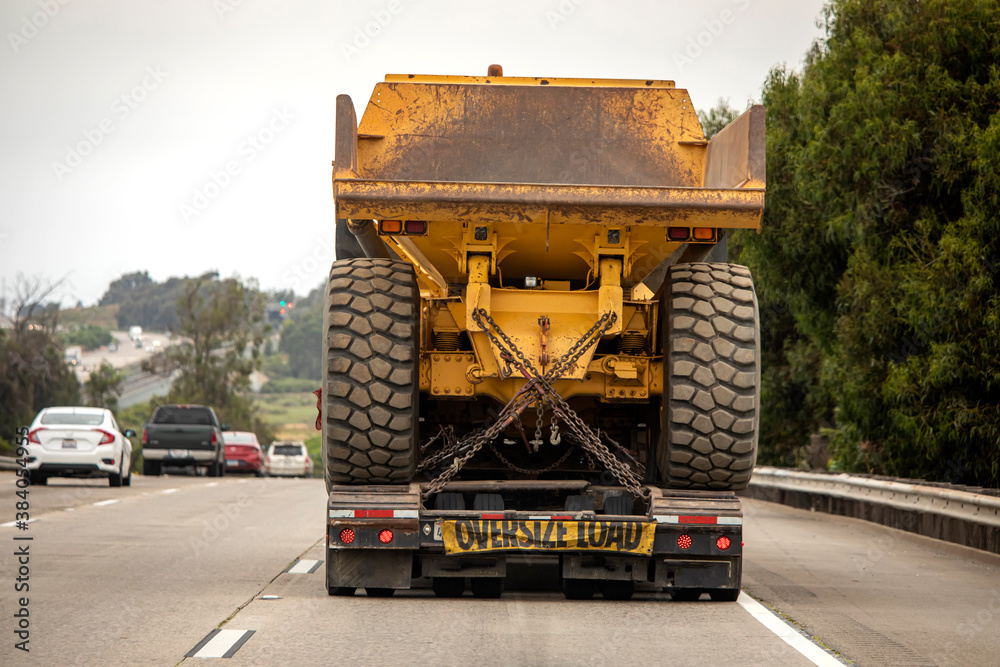 Foto de A very large haul dump truck being hauled by an 18 wheel truck ...