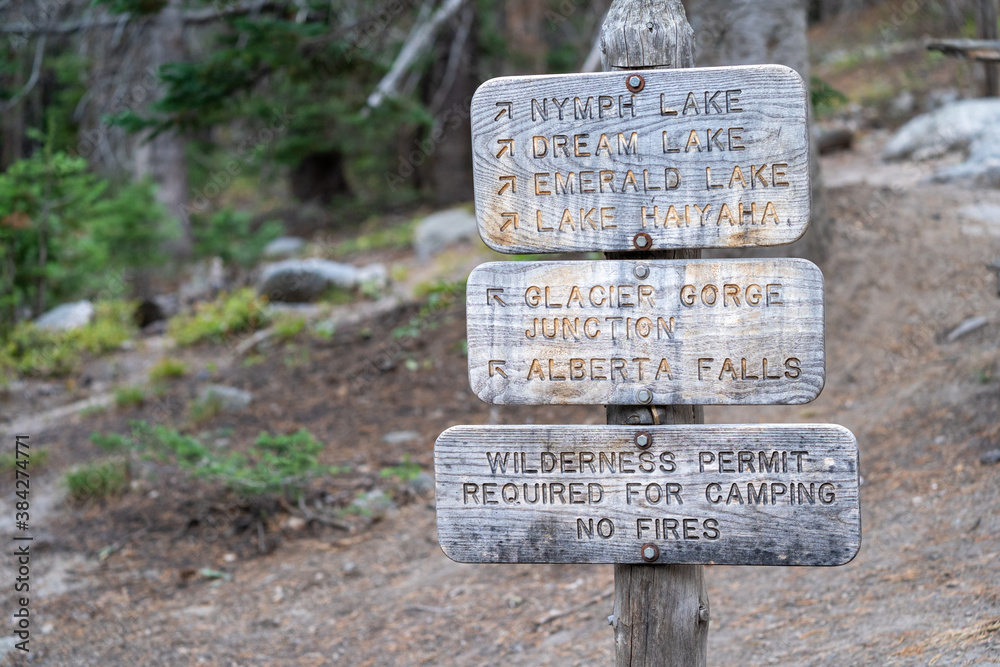 Foto de Trailhead signs for various hikes in the Bear Lake area of ...