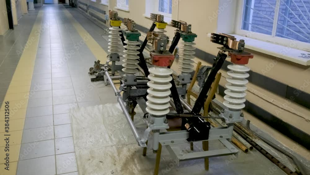 Preparation of a 35 kV electrical disconnector for installation in an ...