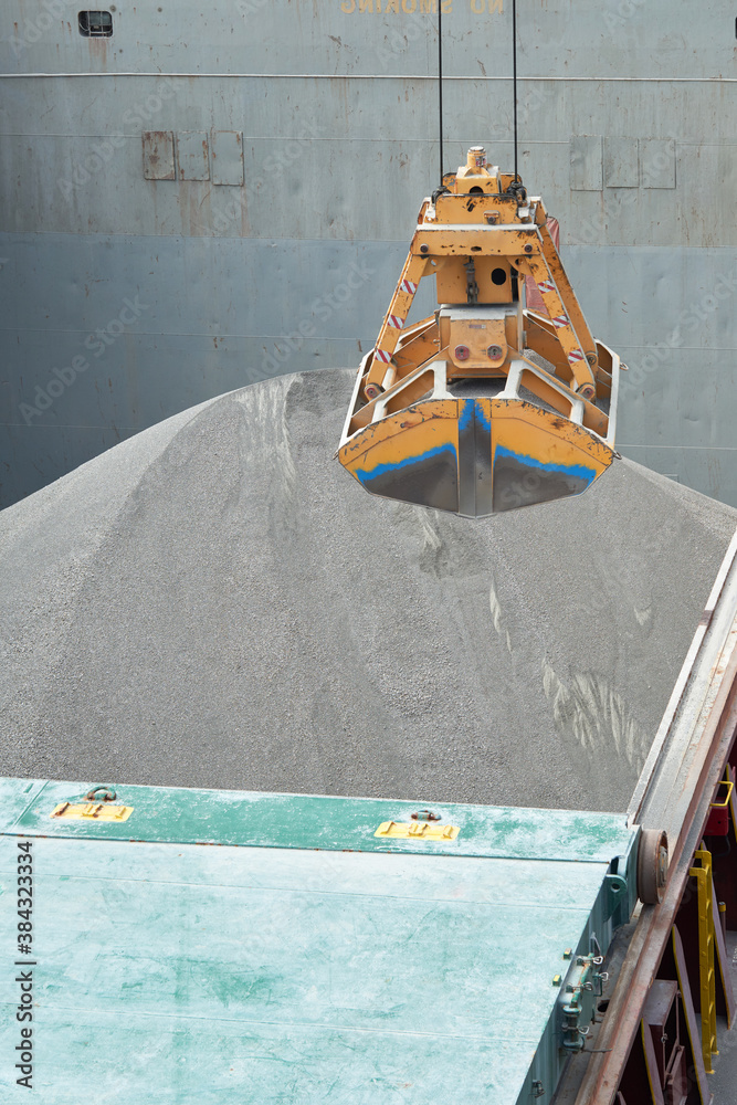 Loading and dischargind operation of bulk cargo bauxite on bulk carrier ...