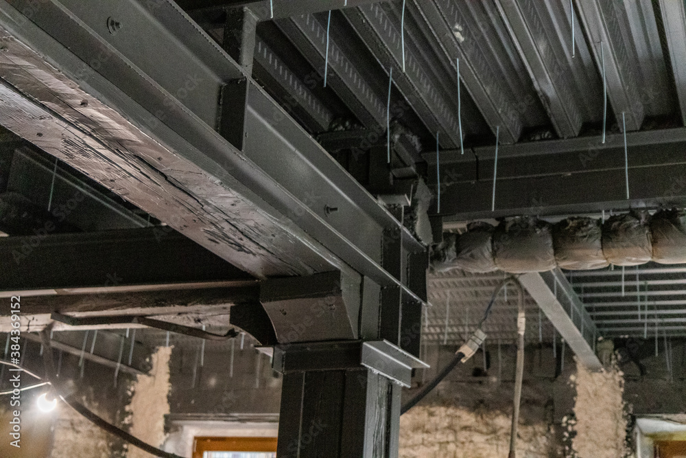 Obras de refuerzo estructural en vigas de madera Stock Photo | Adobe Stock