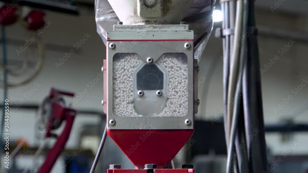 The accumulation tank of the industrial injection molding machine ...