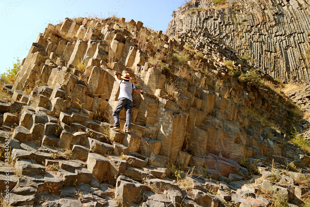 Foto de Traveler Climbing the Amazing Basalt Column Formations Known as ...