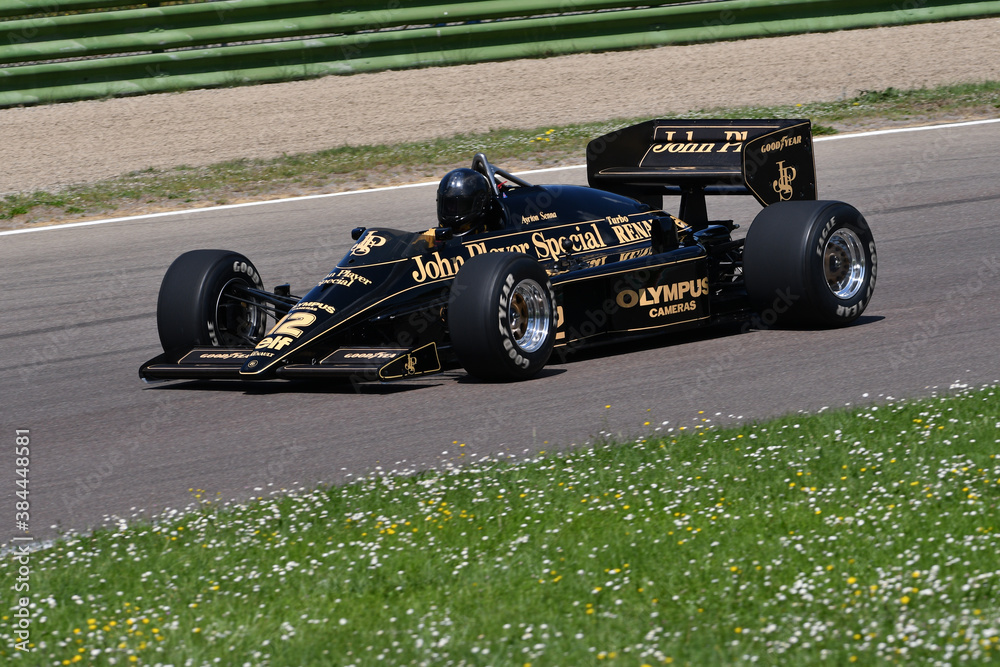 Foto de Imola, 27 April 2019: Historic 1985 F1 Lotus 97T/4 John Player ...