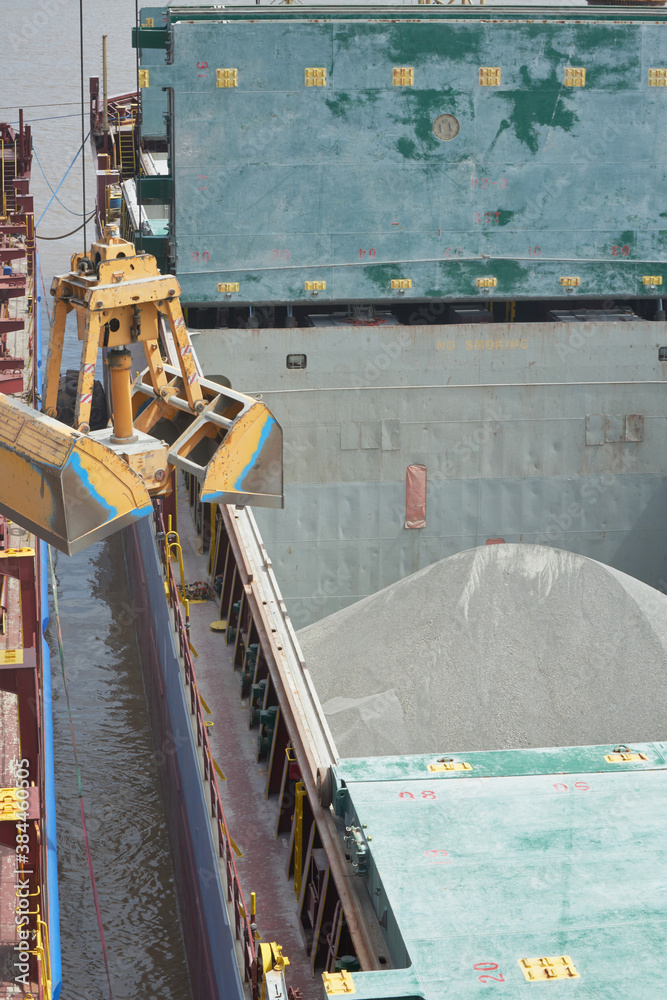 Loading and dischargind operation of bulk cargo bauxite on bulk carrier ...