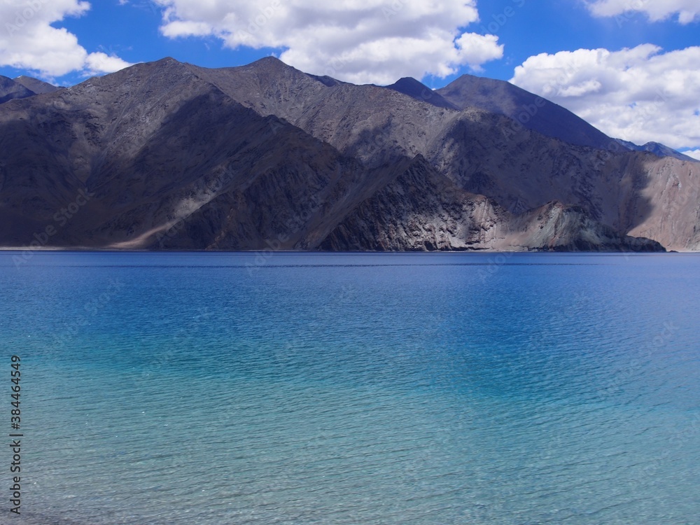 Beautiful lakes and magnificent blue skies and mountains, Pangong tso ...
