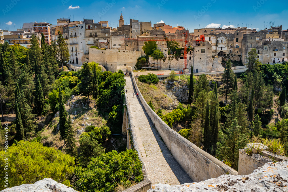 Foto de Gravina in Puglia, Italy. The stone bridge, ancient aqueduct ...