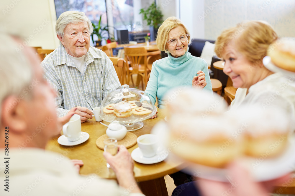 Senioren Gruppe beim Kaffee trinken und Kuchen essen im Seniorenheim ...